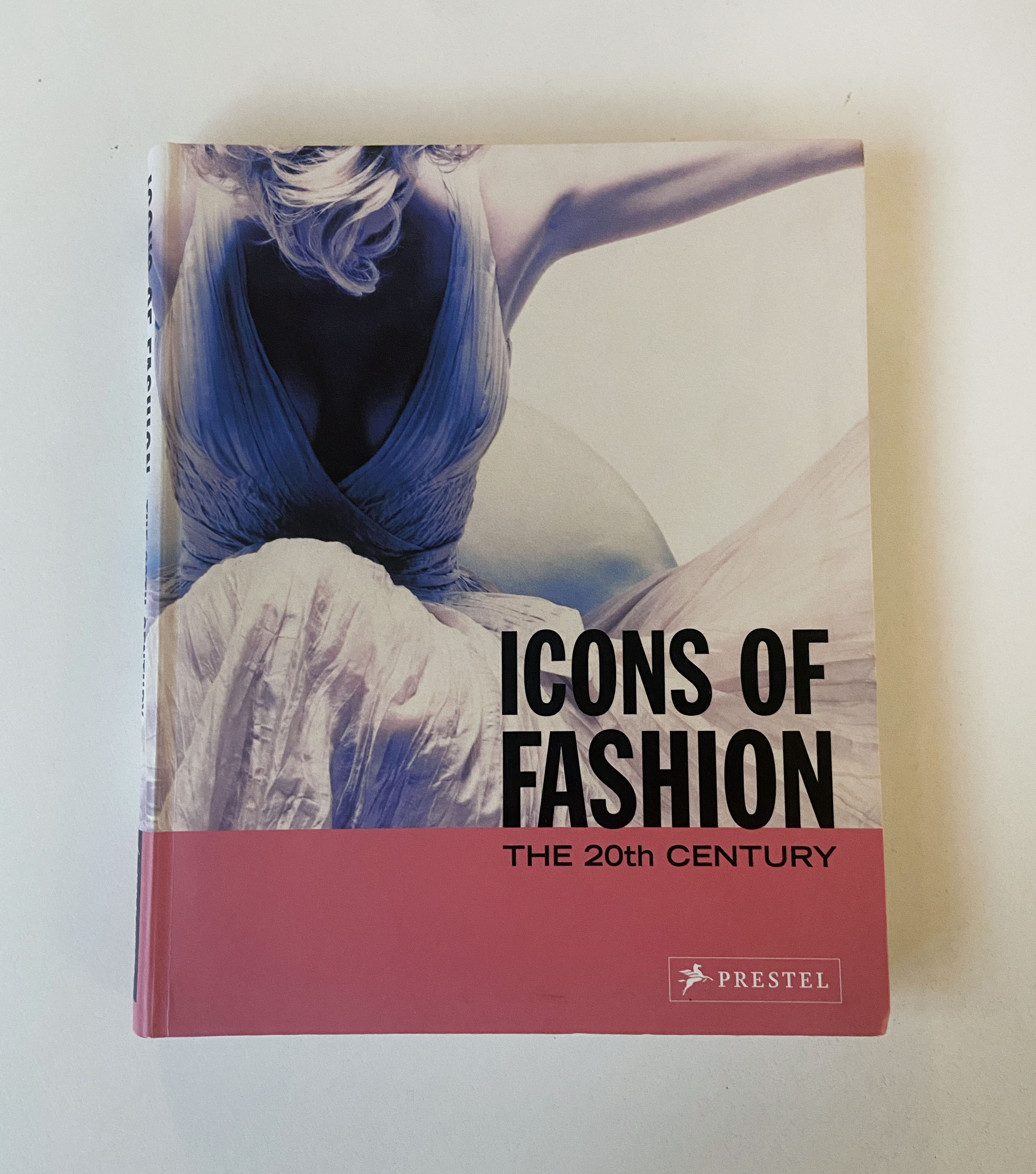 Húsmunir :: Hönnunarbækur :: Icons of Fashion - The 20th Century - MUNIR